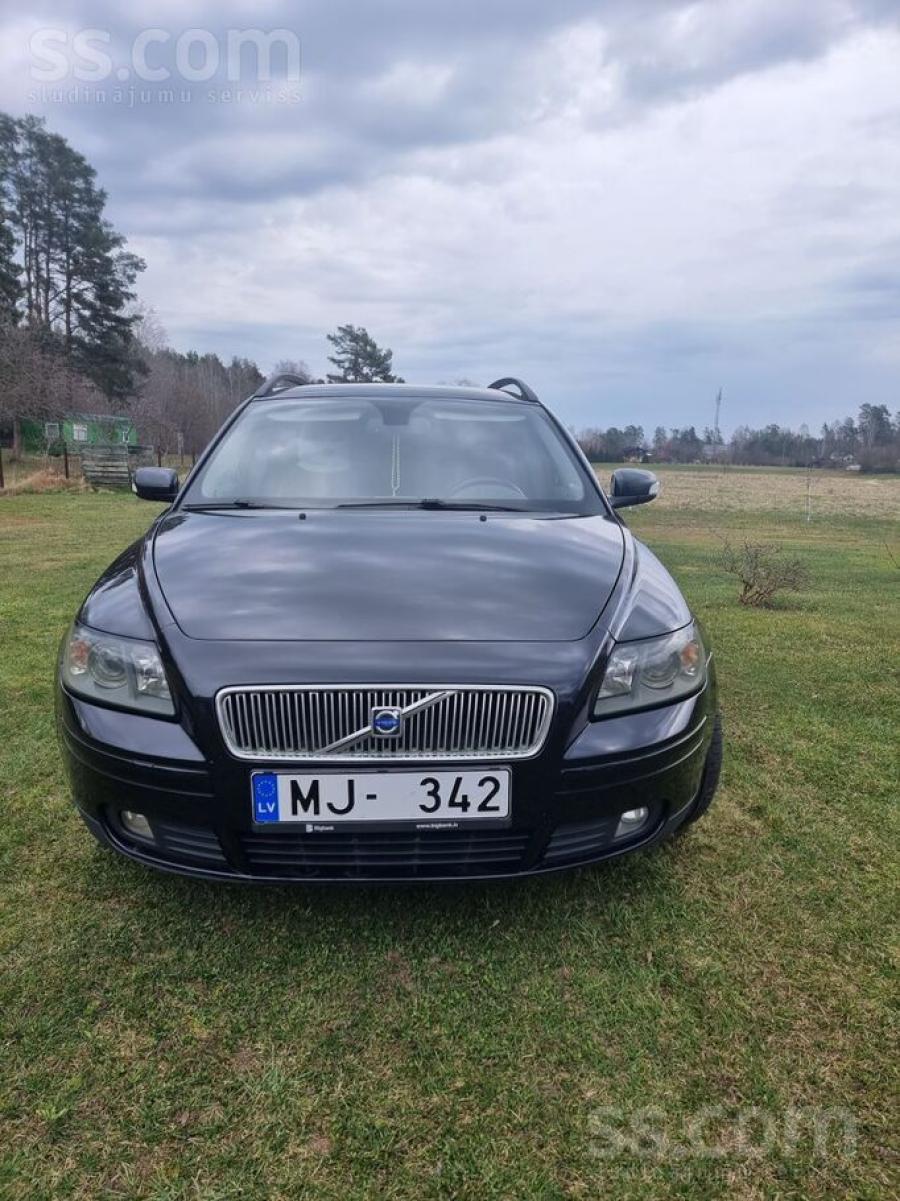 Black Volvo V50 2006 in Riga, with an engine capacity of 1.60 L and mileage of 329 thousand km for 4550 €, photo 2 on AUTOMOTO.COM.LV