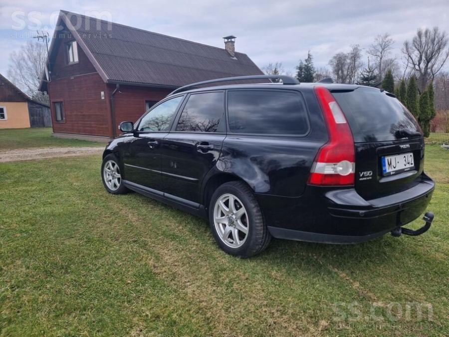 Black Volvo V50 2006 in Riga, with an engine capacity of 1.60 L and mileage of 329 thousand km for 4550 €, photo 3 on AUTOMOTO.COM.LV