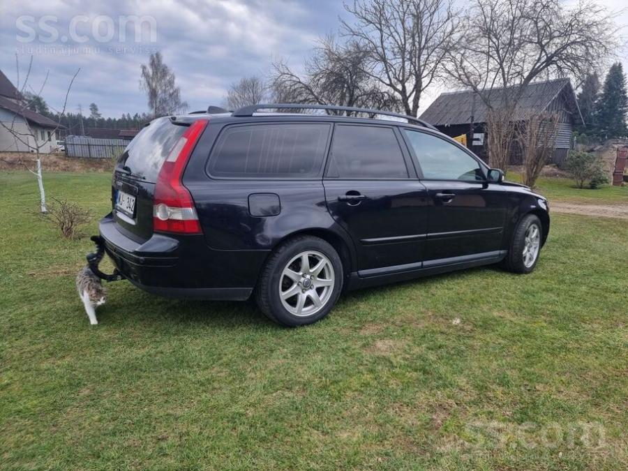 Black Volvo V50 2006 in Riga, with an engine capacity of 1.60 L and mileage of 329 thousand km for 4550 €, photo 4 on AUTOMOTO.COM.LV