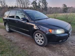 Black Volvo V50 2006 in Riga, with an engine capacity of 1.60 L and mileage of 329 thousand km for 4550 €, photo 7 on AUTOMOTO.COM.LV