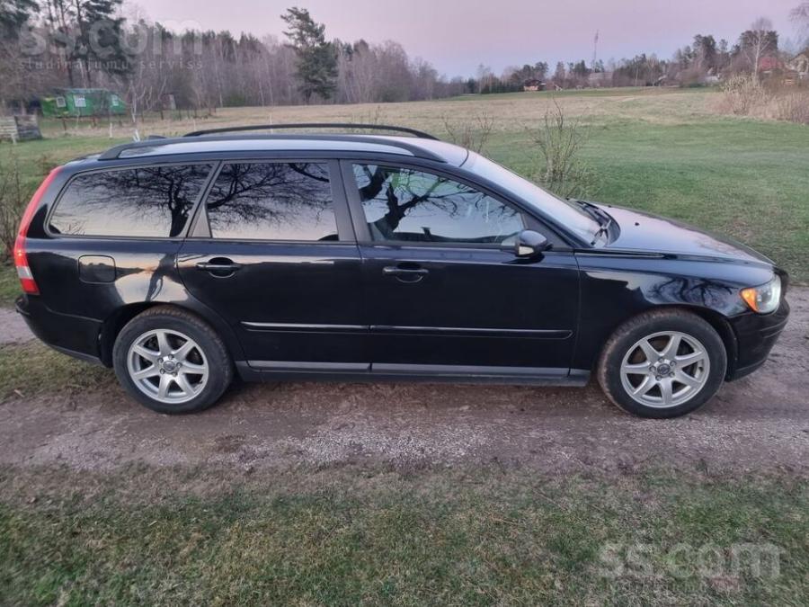 Black Volvo V50 2006 in Riga, with an engine capacity of 1.60 L and mileage of 329 thousand km for 4550 €, photo 9 on AUTOMOTO.COM.LV