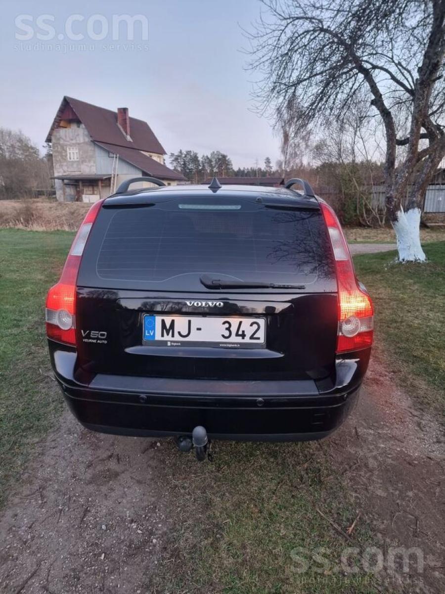 Black Volvo V50 2006 in Riga, with an engine capacity of 1.60 L and mileage of 329 thousand km for 4550 €, photo 11 on AUTOMOTO.COM.LV