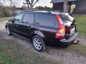 Black Volvo V50 2006 in Riga, with an engine capacity of 1.60 L and mileage of 329 thousand km for 4550 €, photo 12 on AUTOMOTO.COM.LV