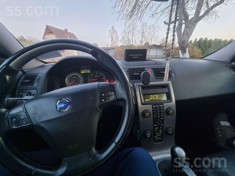 Black Volvo V50 2006 in Riga, with an engine capacity of 1.60 L and mileage of 329 thousand km for 4550 €, photo 17 on AUTOMOTO.COM.LV