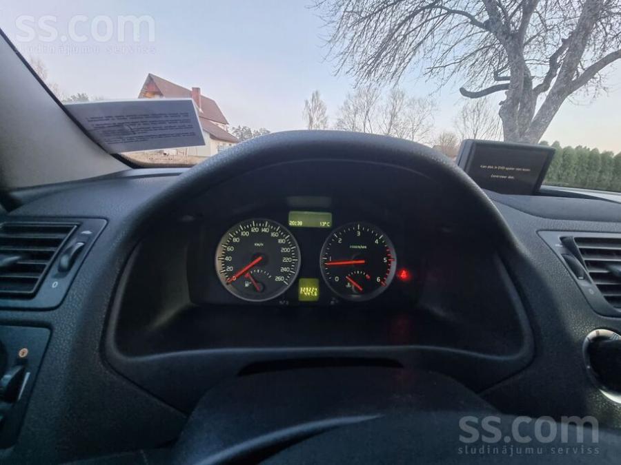 Black Volvo V50 2006 in Riga, with an engine capacity of 1.60 L and mileage of 329 thousand km for 4550 €, photo 18 on AUTOMOTO.COM.LV