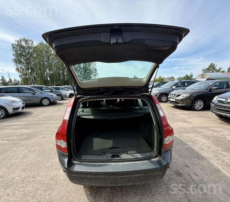 Black Volvo V50 2006 in Riga, with an engine capacity of 2.40 L and mileage of 0 thousand km for 1390 €, photo 16 on AUTOMOTO.COM.LV