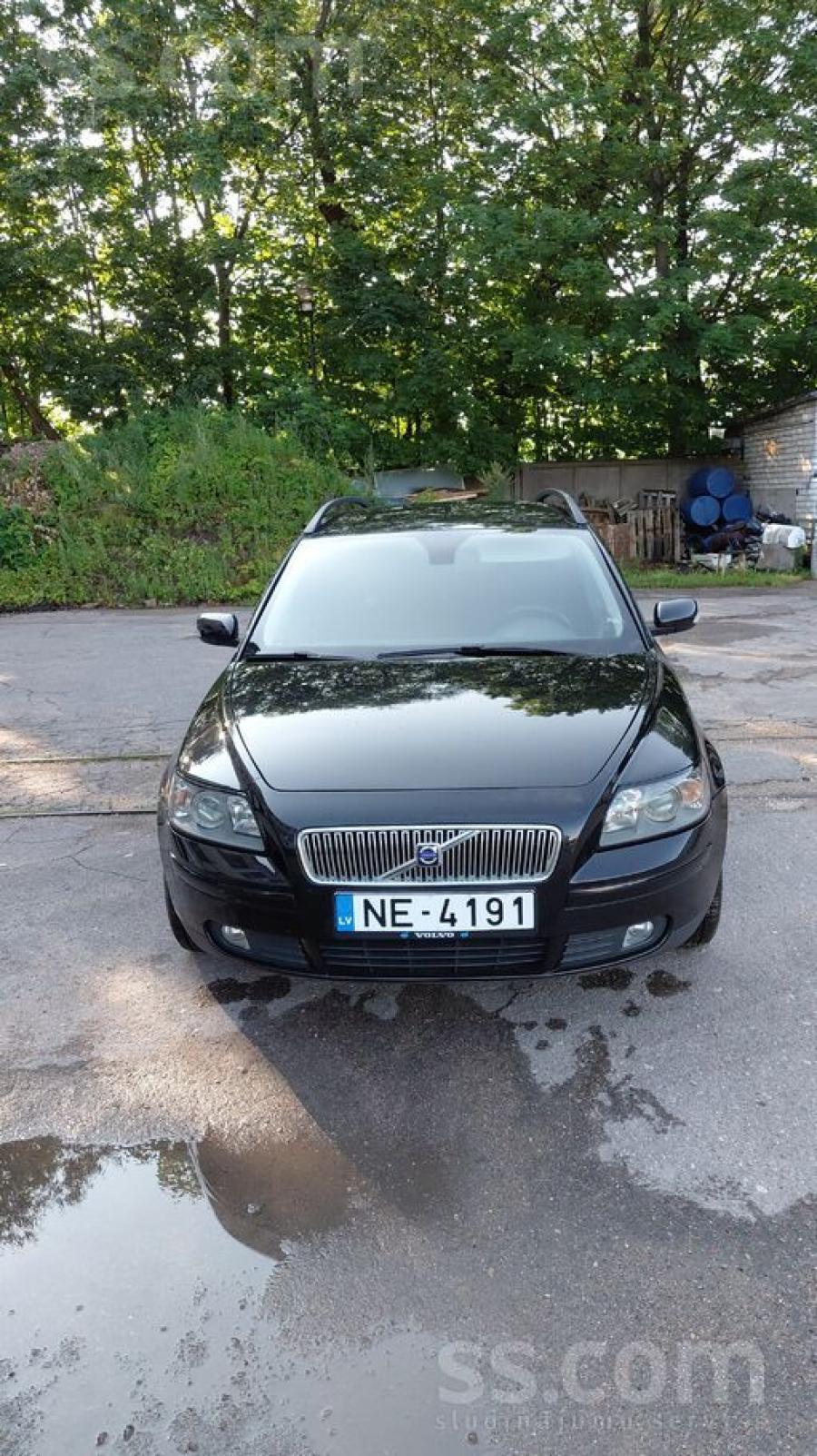 Black Volvo V50 2006 in Tukums, with an engine capacity of 1.60 L and mileage of 241 thousand km for 3300 €, photo 1 on AUTOMOTO.COM.LV