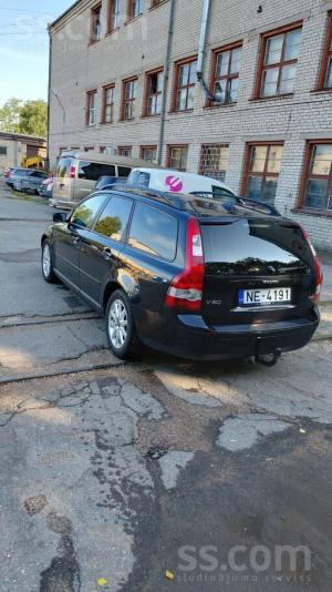 Black Volvo V50 2006 in Tukums, with an engine capacity of 1.60 L and mileage of 241 thousand km for 3300 €, photo 3 on AUTOMOTO.COM.LV