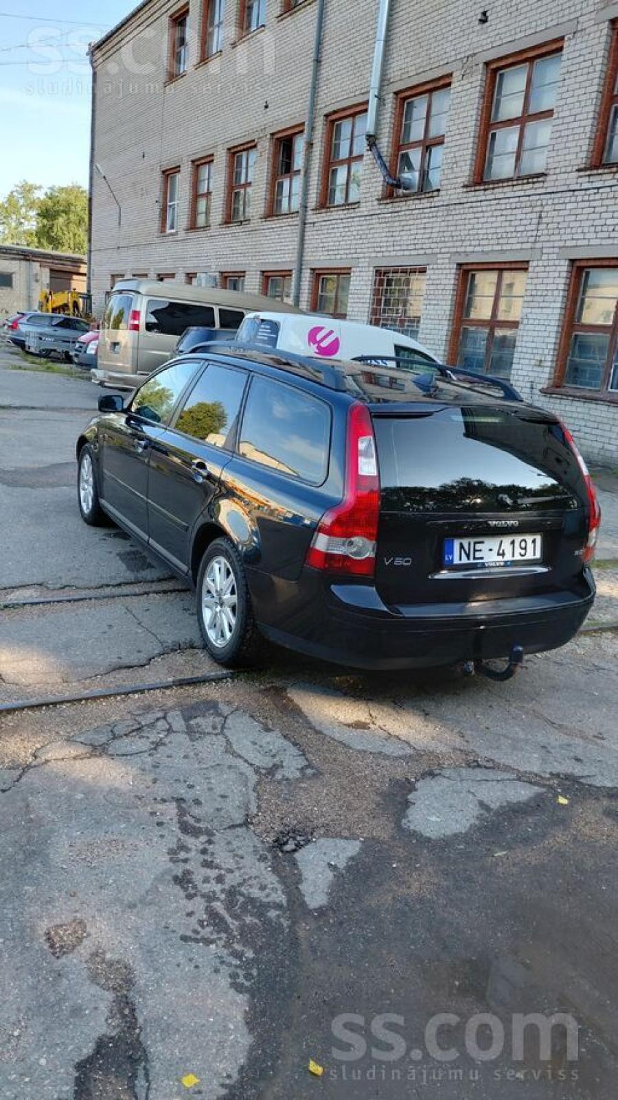Black Volvo V50 2006 in Tukums, with an engine capacity of 1.60 L and mileage of 241 thousand km for 3300 €, photo 3 on AUTOMOTO.COM.LV