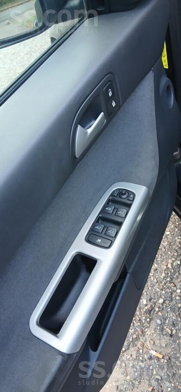 Black Volvo V50 2006 in Riga, with an engine capacity of 2.00 L and mileage of 366 thousand km for 1400 €, photo 11 on AUTOMOTO.COM.LV