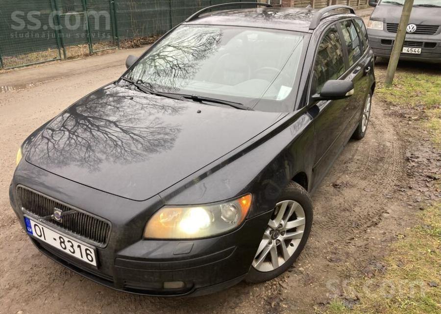 Black Volvo V50 2006 in Riga, with an engine capacity of 2.40 L and mileage of 436 thousand km for 1800 €, photo 3 on AUTOMOTO.COM.LV
