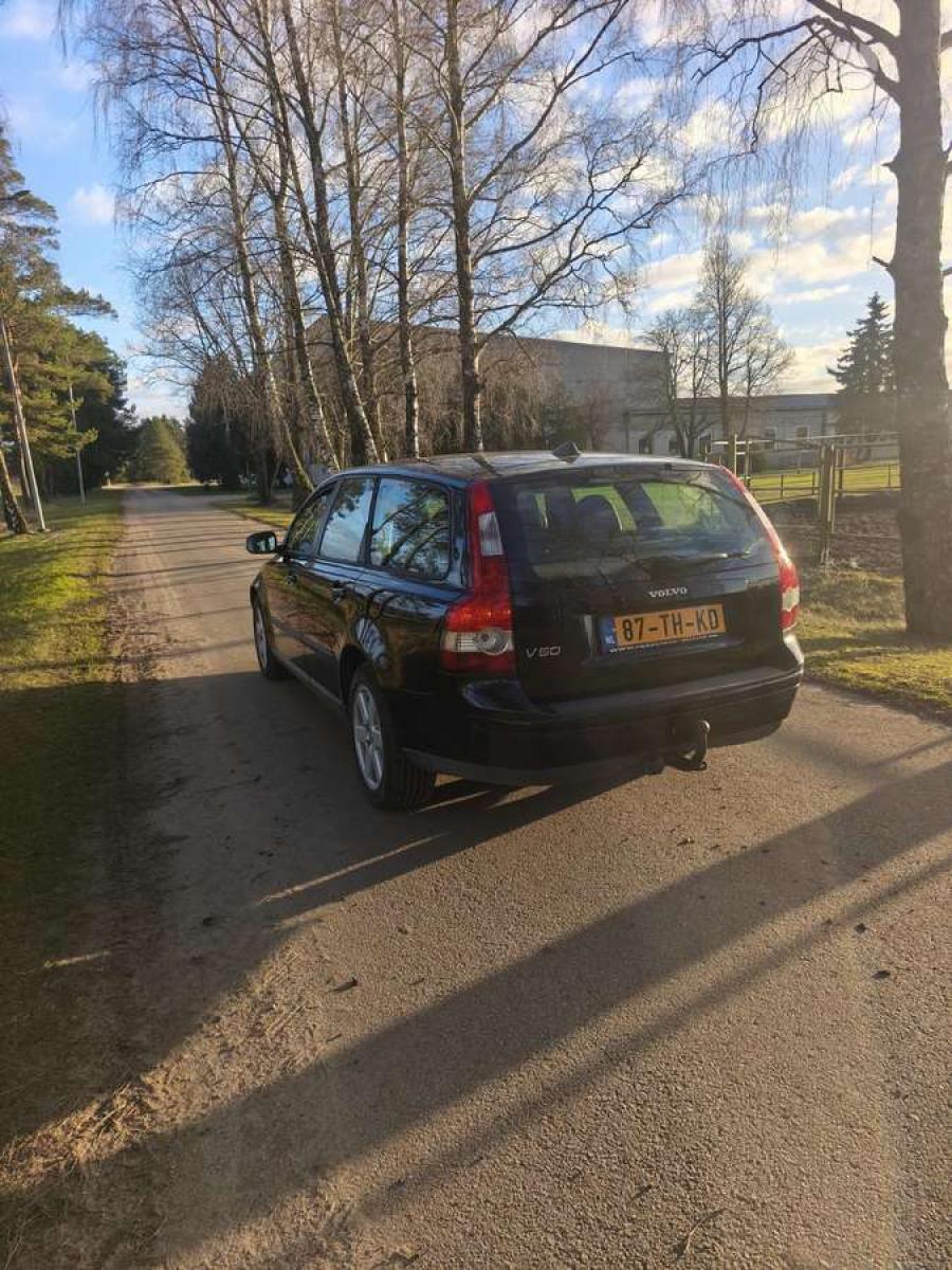 Melns Volvo V50 2006 Tauragė, ar dzinēja tilpumu 1.56 L un nobraukumu 275 tūkst. km par 1999 €, foto 4 vietnē AUTOMOTO.COM.LV