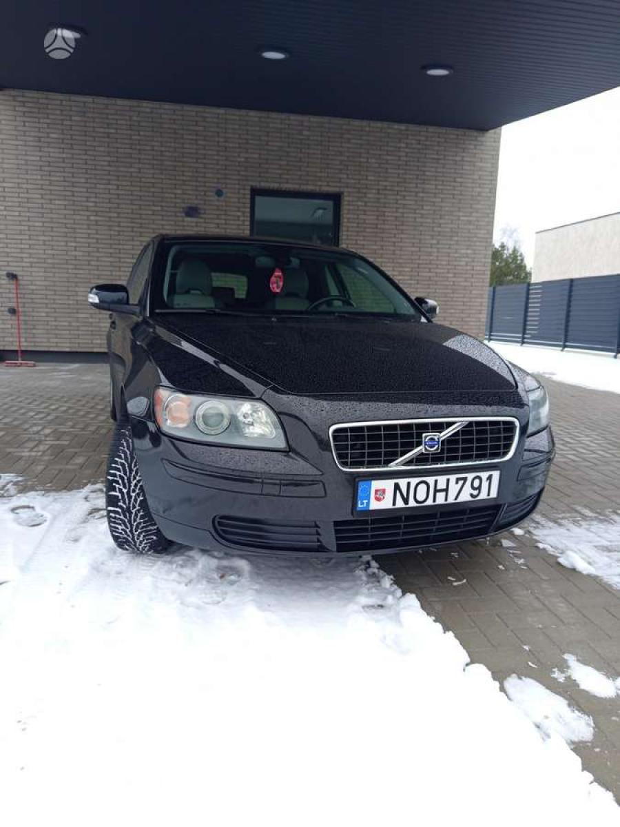 Black Volvo V50 2006 in Siauliai, with an engine capacity of 1.56 L and mileage of 267 thousand km for 2100 €, photo 1 on AUTOMOTO.COM.LV