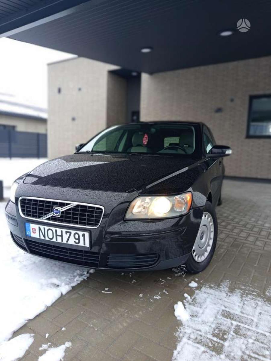 Black Volvo V50 2006 in Siauliai, with an engine capacity of 1.56 L and mileage of 267 thousand km for 2100 €, photo 2 on AUTOMOTO.COM.LV