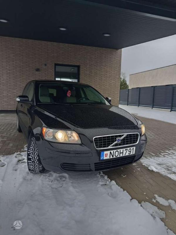 Black Volvo V50 2006 in Siauliai, with an engine capacity of 1.56 L and mileage of 267 thousand km for 2100 €, photo 3 on AUTOMOTO.COM.LV