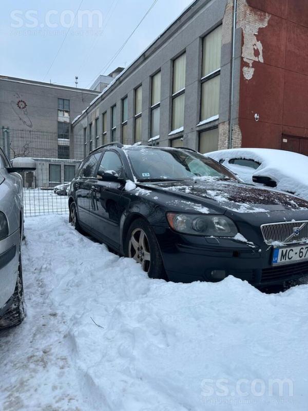 Melns Volvo V50 2006 Rīga, ar dzinēja tilpumu 2.40 L un nobraukumu 420 tūkst. km par 2000 €, foto 3 vietnē AUTOMOTO.COM.LV