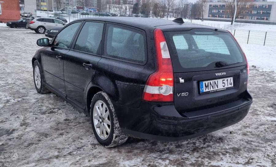 Black Volvo V50 2006 in Jonava, with an engine capacity of 1.56 L and mileage of 245 thousand km for 1599 €, photo 4 on AUTOMOTO.COM.LV