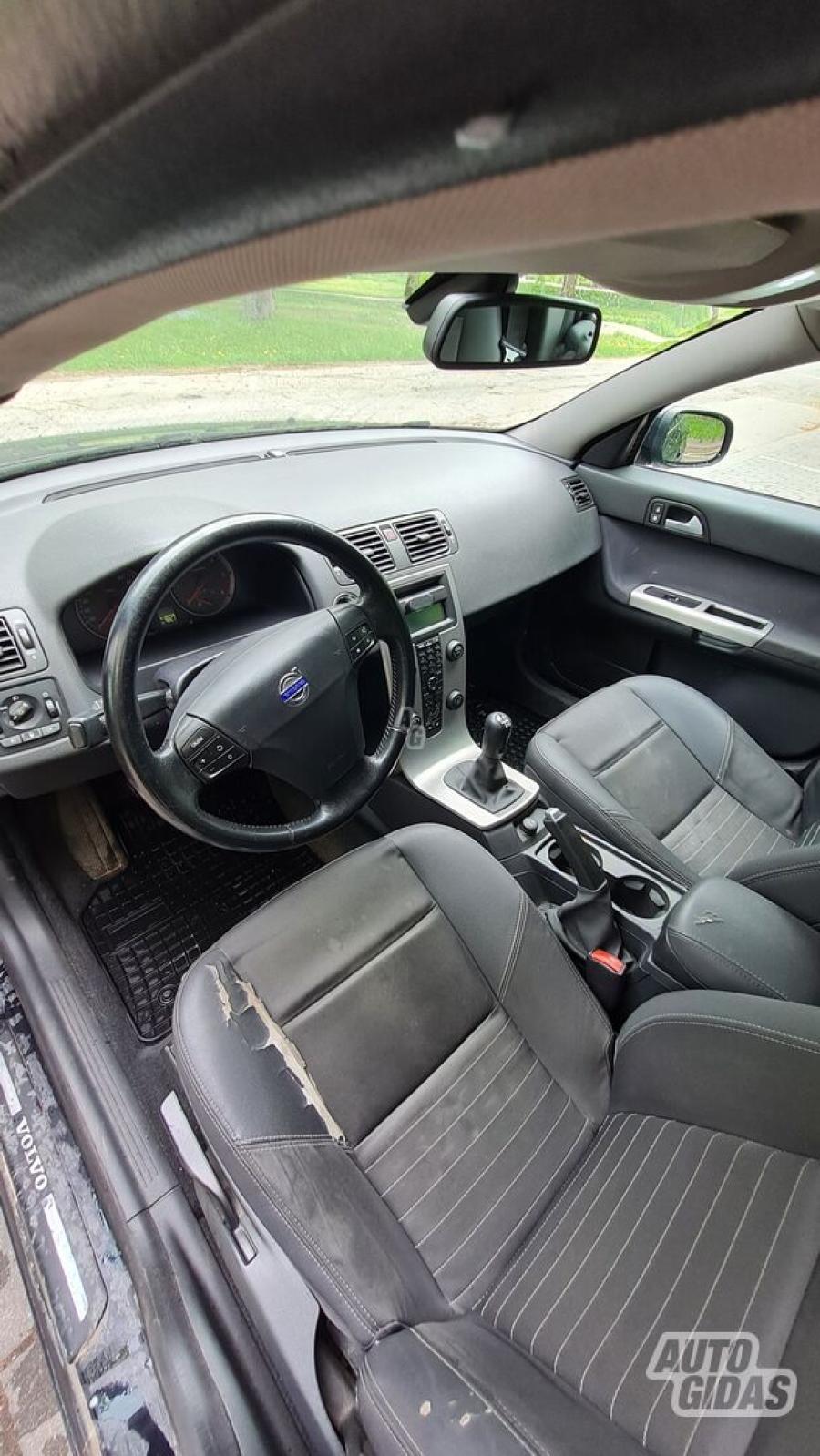Black Volvo V50 2006 in Ariogala, with an engine capacity of 2.00 L and mileage of 413 thousand km for 1400 €, photo 13 on AUTOMOTO.COM.LV