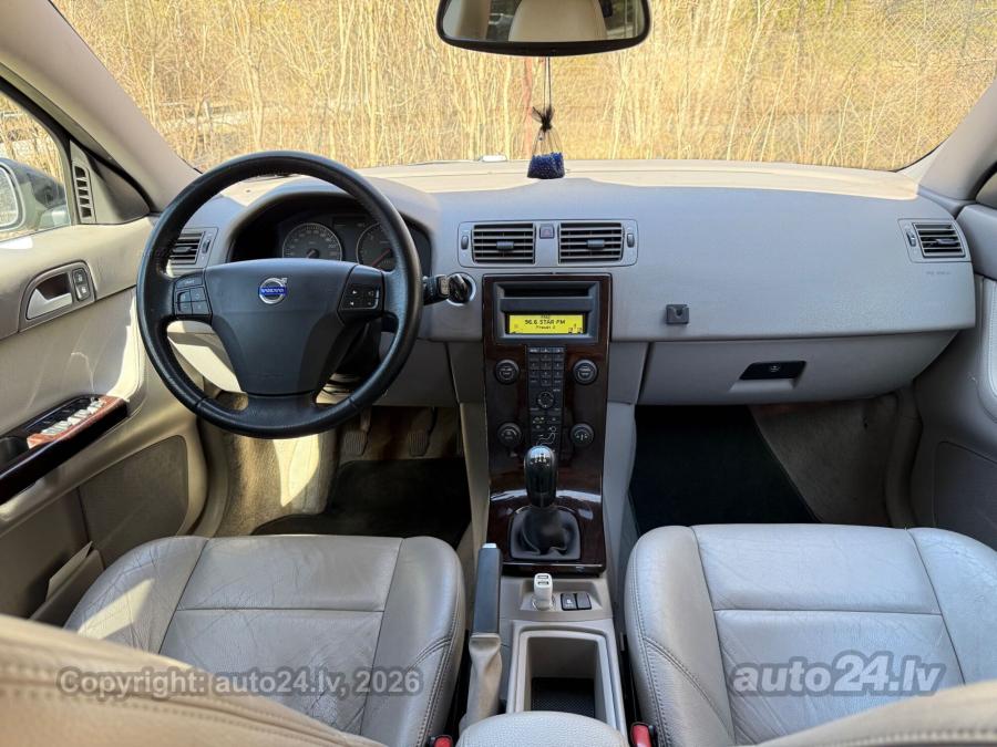 Black Volvo V50 2006 in Kehra, with an engine capacity of 1.60 L and mileage of 250 thousand km for 3300 €, photo 9 on AUTOMOTO.COM.LV