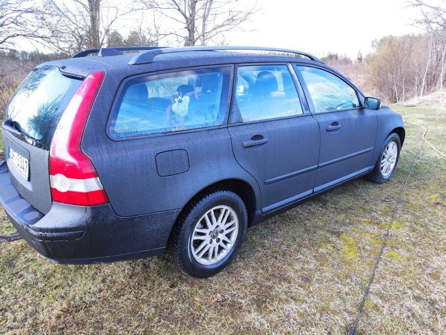 Black Volvo V50 2006 in Gulbene, with an engine capacity of 1.60 L and mileage of 378 thousand km for 1200 €, photo 1 on AUTOMOTO.COM.LV