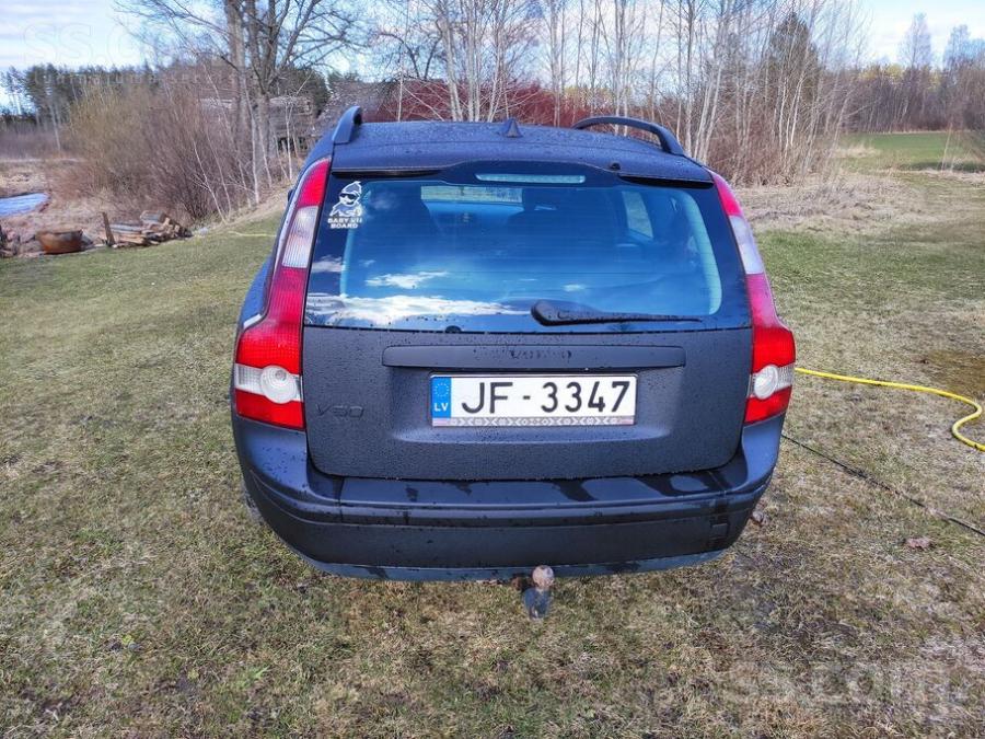 Black Volvo V50 2006 in Gulbene, with an engine capacity of 1.60 L and mileage of 378 thousand km for 1200 €, photo 3 on AUTOMOTO.COM.LV