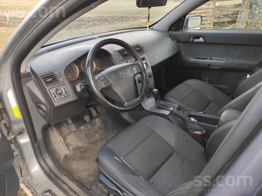 Black Volvo V50 2006 in Gulbene, with an engine capacity of 1.60 L and mileage of 378 thousand km for 1200 €, photo 6 on AUTOMOTO.COM.LV