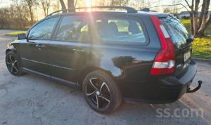 Melns Volvo V50 2006 Ogre, ar dzinēja tilpumu 2.40 L un nobraukumu 346 tūkst. km par 2000 €, foto  vietnē AUTOMOTO.COM.LV