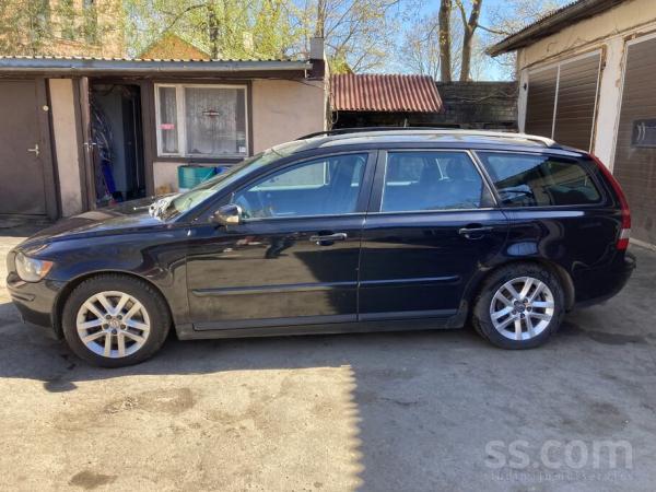 Черный Вольво В50 2006 в Рига, объемом двигателя 2.40 л и пробегом 436 тыс. км за 1000 €, фото 1 на AUTOMOTO.COM.LV