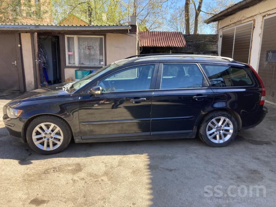 Black Volvo V50 2006 in Riga, with an engine capacity of 2.40 L and mileage of 436 thousand km for 1000 €, photo 1 on AUTOMOTO.COM.LV