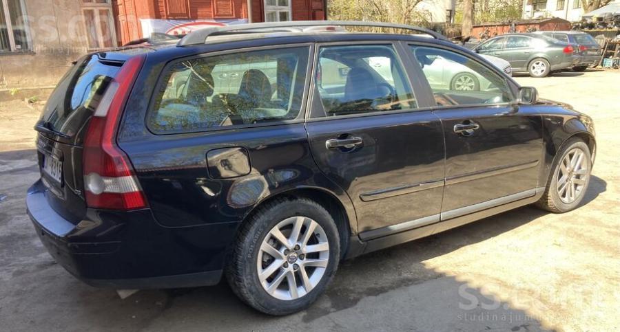 Black Volvo V50 2006 in Riga, with an engine capacity of 2.40 L and mileage of 436 thousand km for 1000 €, photo 7 on AUTOMOTO.COM.LV