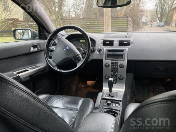 Black Volvo V50 2006 in Riga, with an engine capacity of 2.40 L and mileage of 436 thousand km for 1000 €, photo 8 on AUTOMOTO.COM.LV