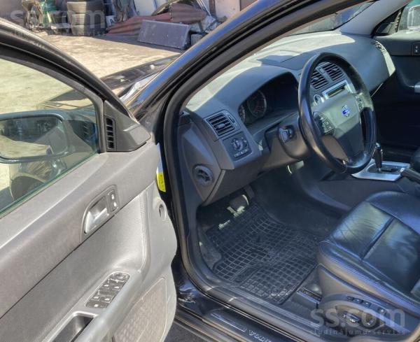 Black Volvo V50 2006 in Riga, with an engine capacity of 2.40 L and mileage of 436 thousand km for 1000 €, photo 9 on AUTOMOTO.COM.LV