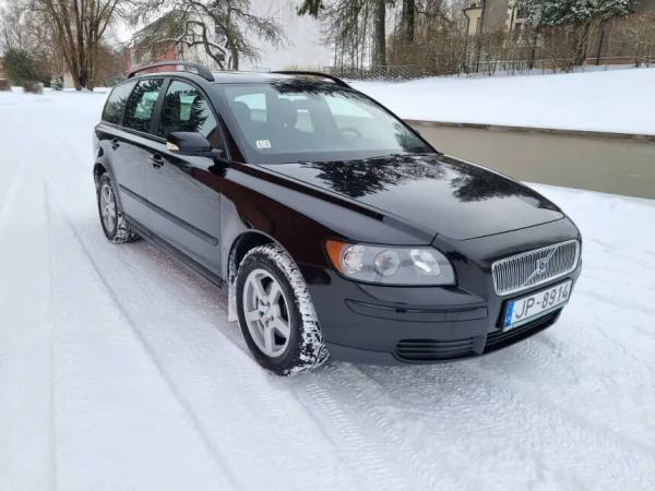 Black Volvo V50 2006 in Jekabpils, with an engine capacity of 1.60 L and mileage of 371 thousand km for 2150 €, photo 3 on AUTOMOTO.COM.LV