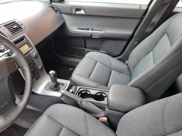 Black Volvo V50 2006 in Jekabpils, with an engine capacity of 1.60 L and mileage of 371 thousand km for 2150 €, photo 10 on AUTOMOTO.COM.LV