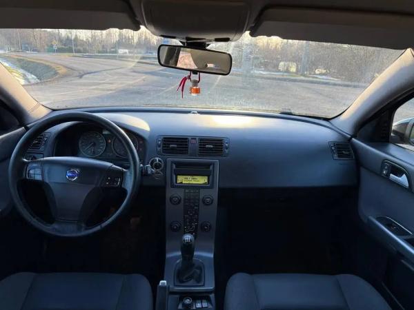 Black Volvo V50 2006 in Riga, with an engine capacity of 1.60 L and mileage of 230 thousand km for 1750 €, photo 9 on AUTOMOTO.COM.LV