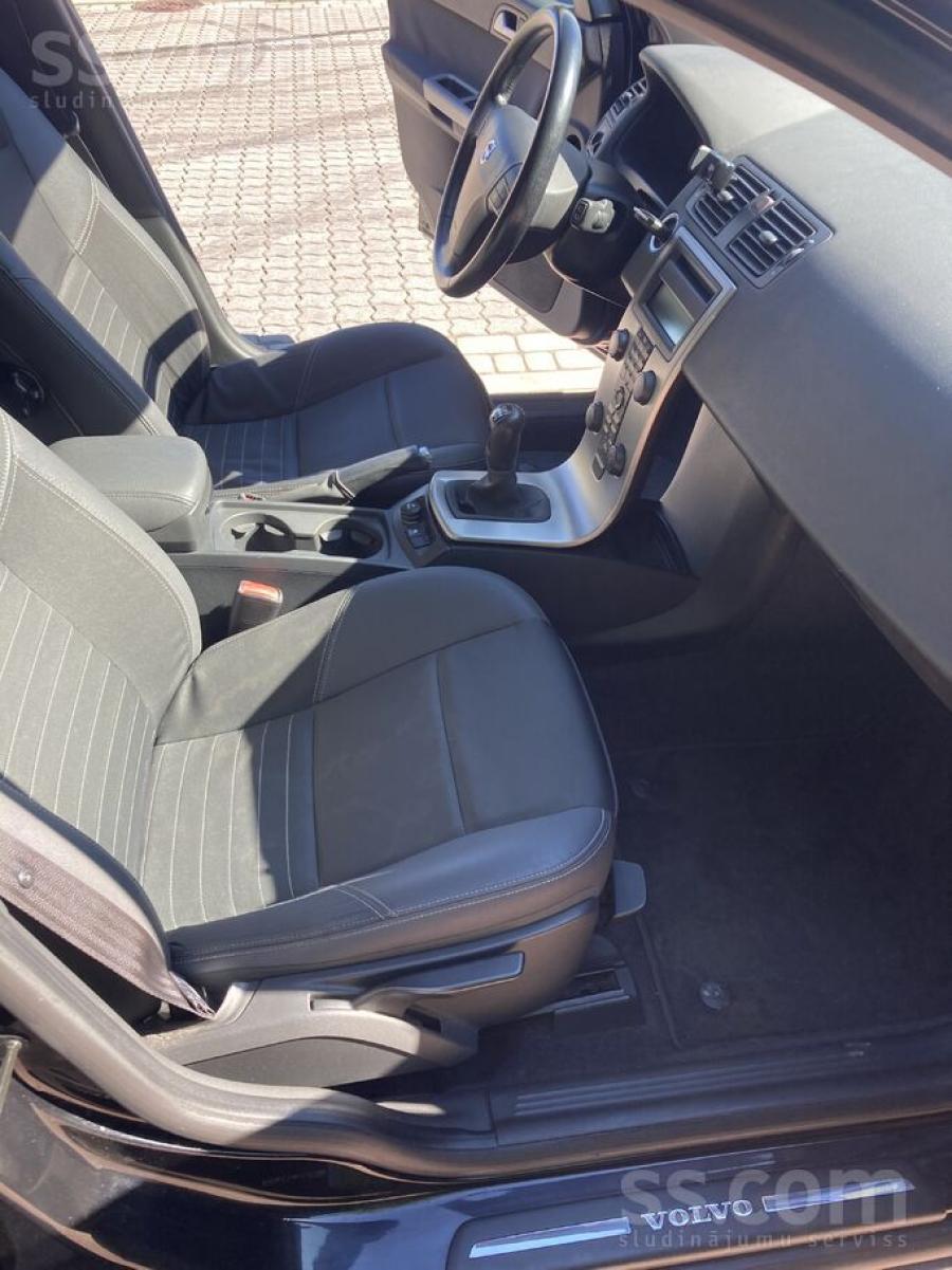 Melns Volvo V50 2006 Ventspils, ar dzinēja tilpumu 2.00 L un nobraukumu 220 tūkst. km par 2150 €, foto 8 vietnē AUTOMOTO.COM.LV