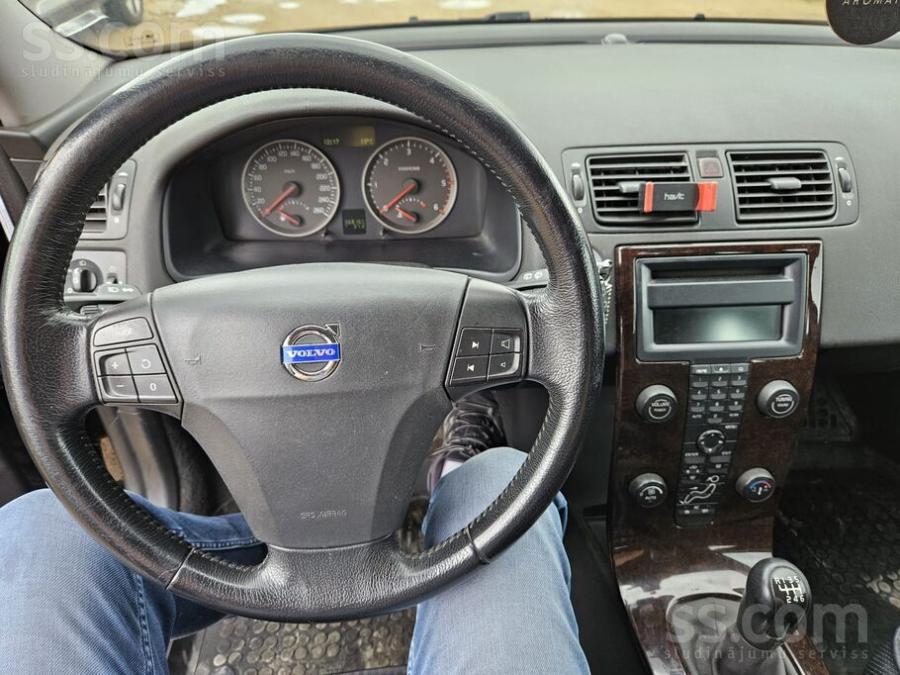 Black Volvo V50 2006 in Rezekne, with an engine capacity of 2.00 L and mileage of 368 thousand km for 1300 €, photo 4 on AUTOMOTO.COM.LV