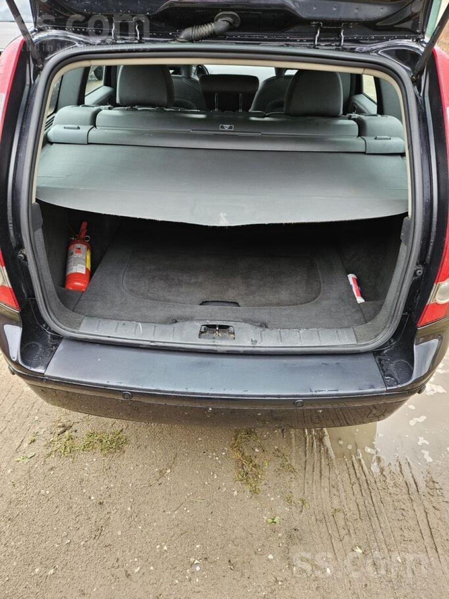 Black Volvo V50 2006 in Rezekne, with an engine capacity of 2.00 L and mileage of 368 thousand km for 1300 €, photo 6 on AUTOMOTO.COM.LV