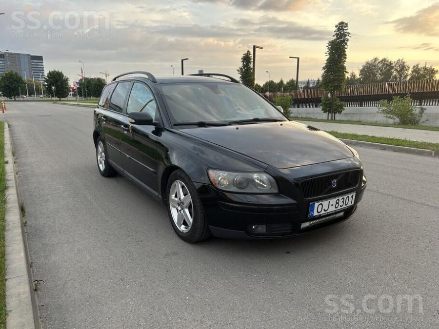 Melns Volvo V50 2006 Rīga, ar dzinēja tilpumu 2.40 L un nobraukumu 366 tūkst. km par 2890 €, foto 3 vietnē AUTOMOTO.COM.LV