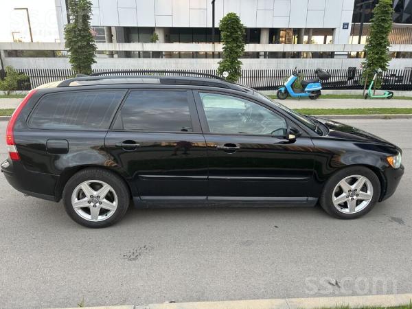 Черный Вольво В50 2006 в Рига, объемом двигателя 2.40 л и пробегом 366 тыс. км за 2890 €, фото 3 на AUTOMOTO.COM.LV