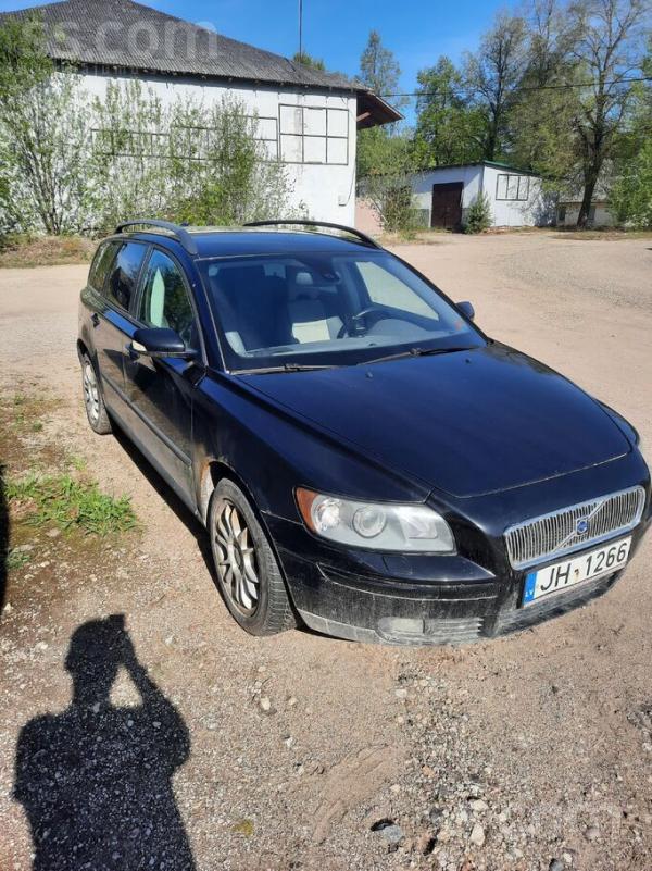 Melns Volvo V50 2006 Valka, ar dzinēja tilpumu 2.00 L un nobraukumu 341 tūkst. km par 1000 €, foto 3 vietnē AUTOMOTO.COM.LV