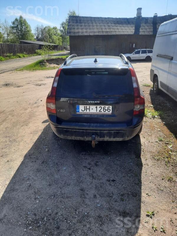 Melns Volvo V50 2006 Valka, ar dzinēja tilpumu 2.00 L un nobraukumu 341 tūkst. km par 1000 €, foto 4 vietnē AUTOMOTO.COM.LV