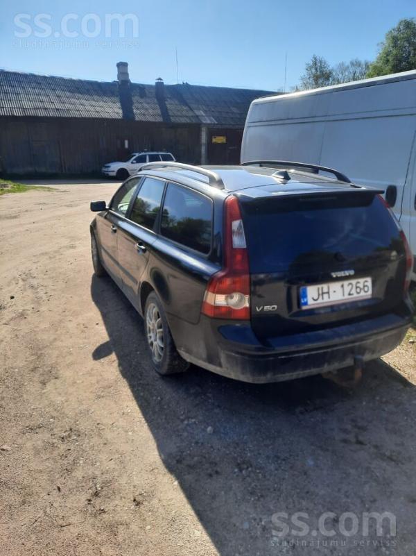 Melns Volvo V50 2006 Valka, ar dzinēja tilpumu 2.00 L un nobraukumu 341 tūkst. km par 1000 €, foto 5 vietnē AUTOMOTO.COM.LV