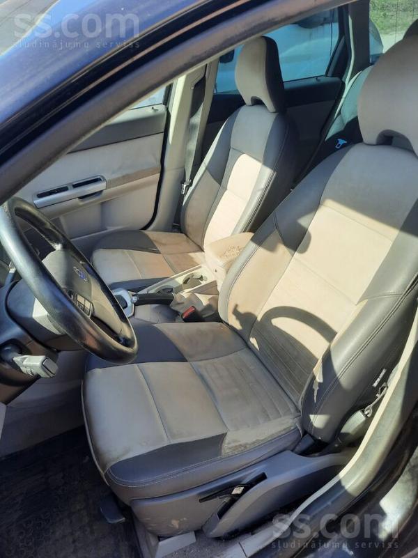 Melns Volvo V50 2006 Valka, ar dzinēja tilpumu 2.00 L un nobraukumu 341 tūkst. km par 1000 €, foto 6 vietnē AUTOMOTO.COM.LV