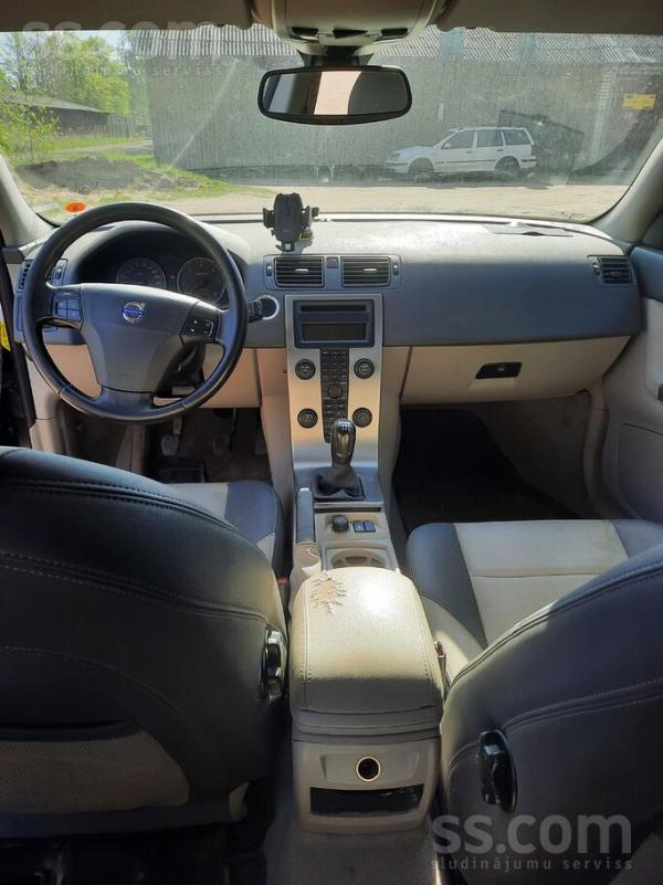 Melns Volvo V50 2006 Valka, ar dzinēja tilpumu 2.00 L un nobraukumu 341 tūkst. km par 1000 €, foto 8 vietnē AUTOMOTO.COM.LV