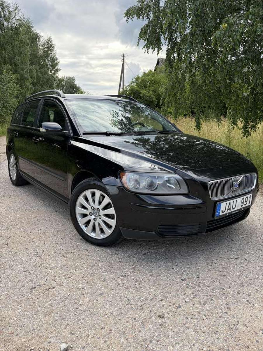 Black Volvo V50 2006 in Alytus, with an engine capacity of 2.00 L and mileage of 320 thousand km for 1900 €, photo 1 on AUTOMOTO.COM.LV