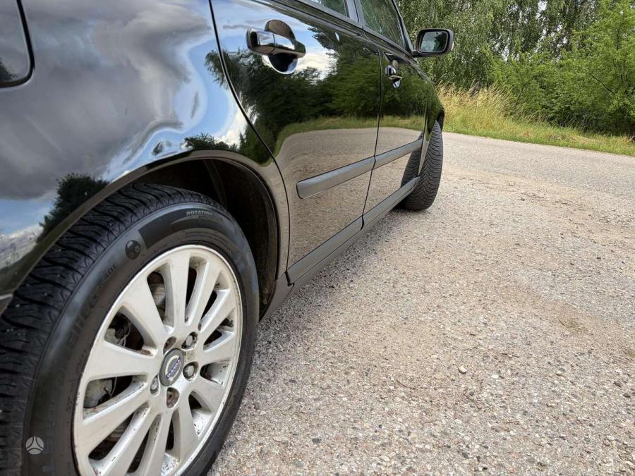 Black Volvo V50 2006 in Alytus, with an engine capacity of 2.00 L and mileage of 320 thousand km for 1900 €, photo 12 on AUTOMOTO.COM.LV
