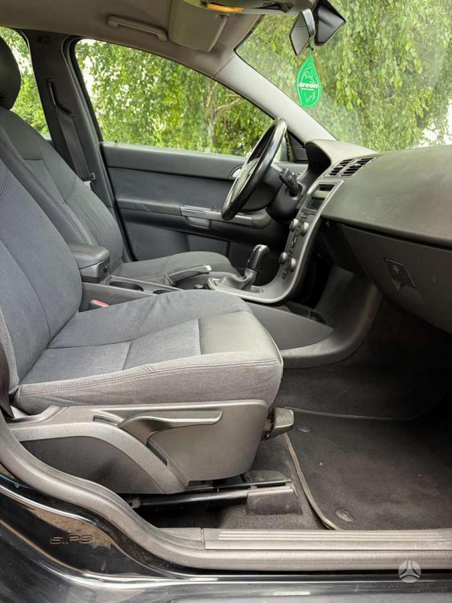 Black Volvo V50 2006 in Alytus, with an engine capacity of 2.00 L and mileage of 320 thousand km for 1900 €, photo 16 on AUTOMOTO.COM.LV