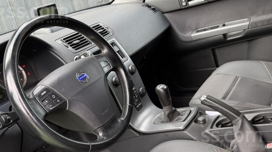 Black Volvo V50 2006 in Riga, with an engine capacity of 1.60 L and mileage of 348 thousand km for 1950 €, photo 6 on AUTOMOTO.COM.LV