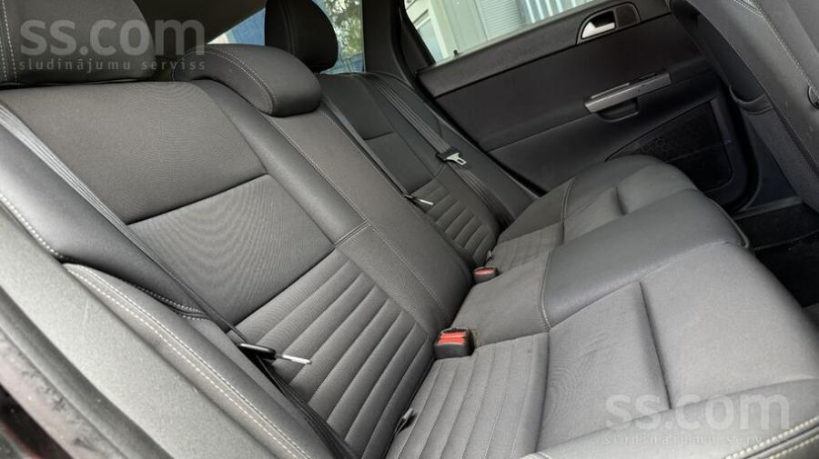 Black Volvo V50 2006 in Riga, with an engine capacity of 1.60 L and mileage of 348 thousand km for 1950 €, photo 9 on AUTOMOTO.COM.LV